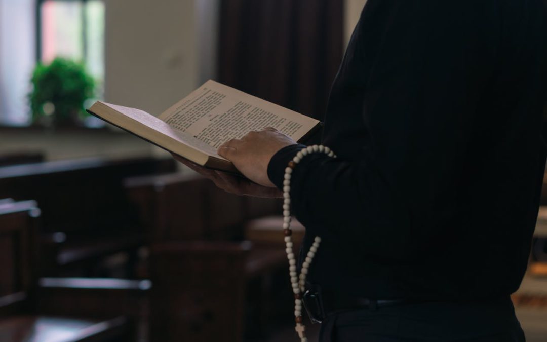 Church Organizational Structure – How It Works & Examples